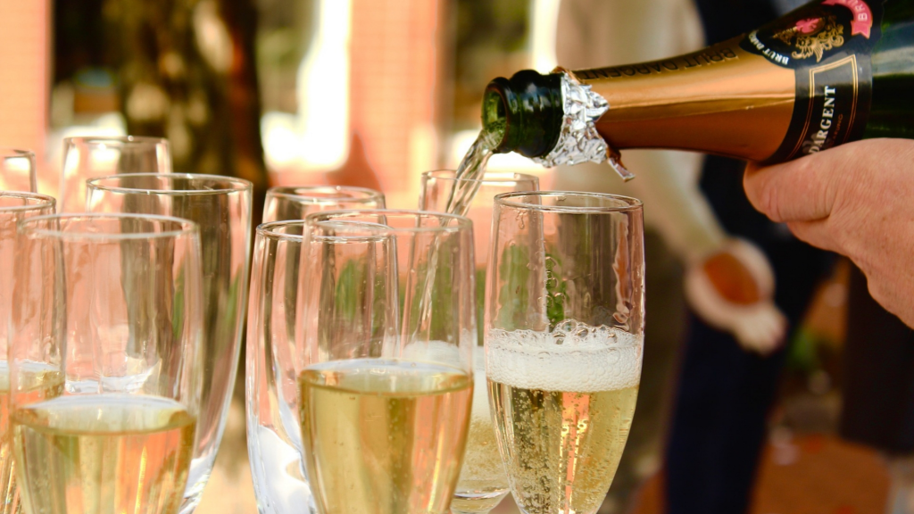 História do champanhe e das caves Veuve Clicquot, Moet et Chandon, Dom ...